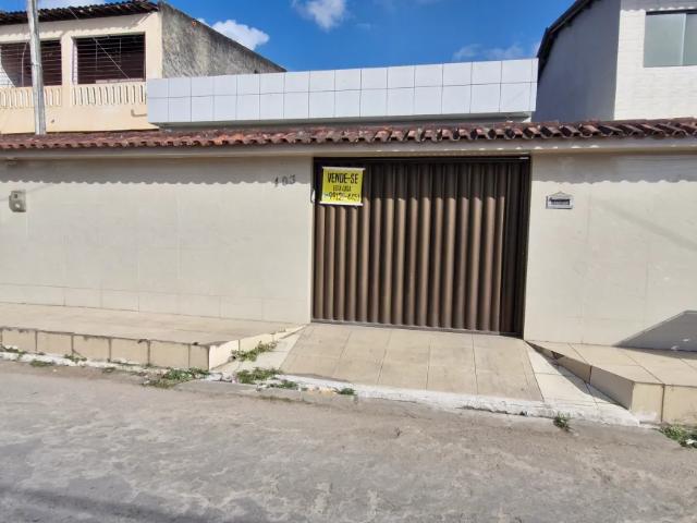 Casa com 3 Quartos e 2 banheiros à Venda, 107 m² por R$ 360.000