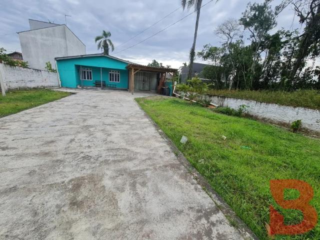 Casa com 3 Quartos e 2 banheiros à Venda, 120 m² por R$ 300.000