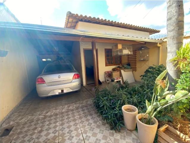 Casa com 3 Quartos e 2 banheiros à Venda, 121 m² por R$ 420.000