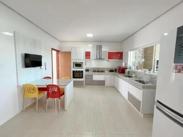 Casa com 3 Quartos e 2 banheiros à Venda, 130 m² por R$ 295.000