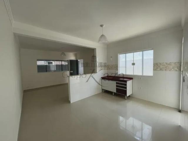 Casa com 3 Quartos e 2 banheiros à Venda, 130 m² por R$ 460.000