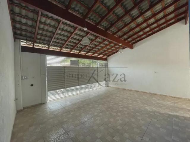 Casa com 3 Quartos e 2 banheiros à Venda, 130 m² por R$ 435.000