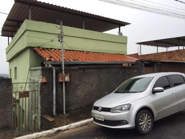 Casa com 3 Quartos e 2 banheiros à Venda, 240 m² por R$ 320.000