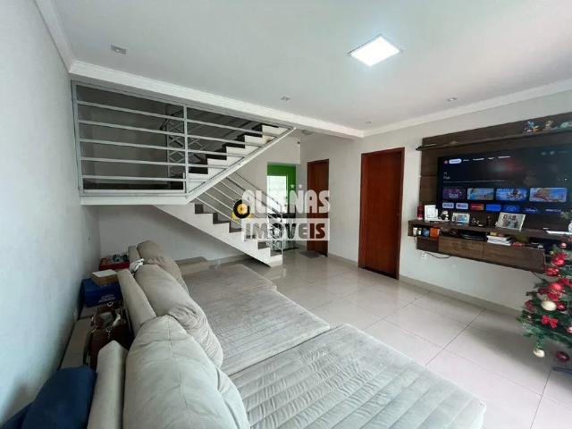Casa com 3 Quartos e 2 banheiros à Venda, 240 m² por R$ 470.000