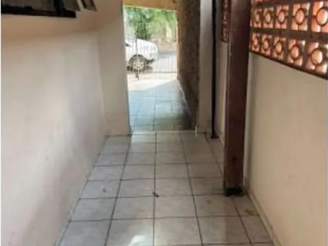 Casa com 3 Quartos e 2 banheiros à Venda, 250 m² por R$ 300.000