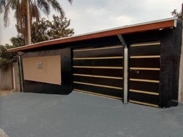 Casa com 3 Quartos e 2 banheiros à Venda, 250 m² por R$ 450.000