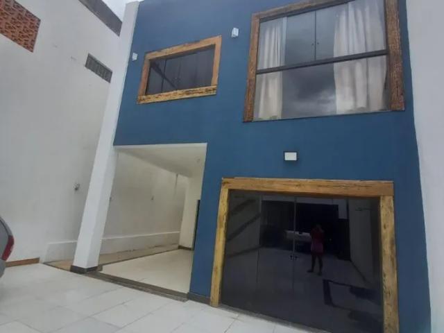 Casa com 3 Quartos e 2 banheiros à Venda, 250 m² por R$ 658.000