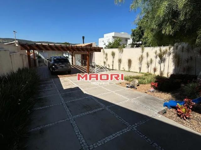 Casa com 3 Quartos e 2 banheiros à Venda, 250 m² por R$ 860.000