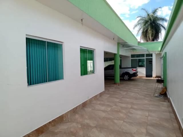 Casa com 3 Quartos e 2 banheiros à Venda, 270 m² por R$ 1.150.000