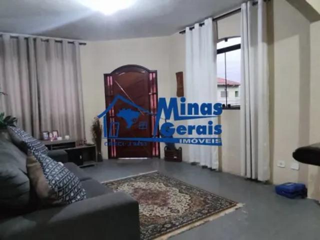 Casa com 3 Quartos e 2 banheiros à Venda, 275 m² por R$ 845.000