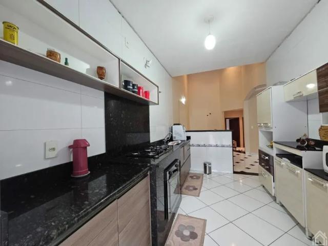 Casa com 3 Quartos e 2 banheiros à Venda, 280 m² por R$ 500.000