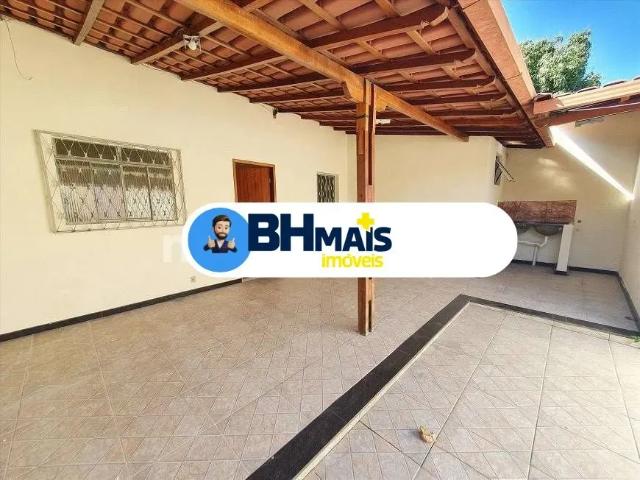 Casa com 3 Quartos e 2 banheiros à Venda, 296 m² por R$ 649.000