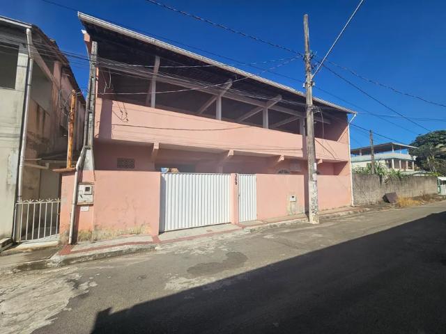 Casa com 3 Quartos e 2 banheiros à Venda, 200 m² por R$ 370.000
