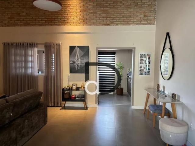 Casa com 3 Quartos e 2 banheiros à Venda, 200 m² por R$ 860.000