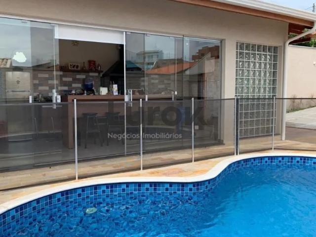 Casa com 3 Quartos e 2 banheiros à Venda, 200 m² por R$ 860.000