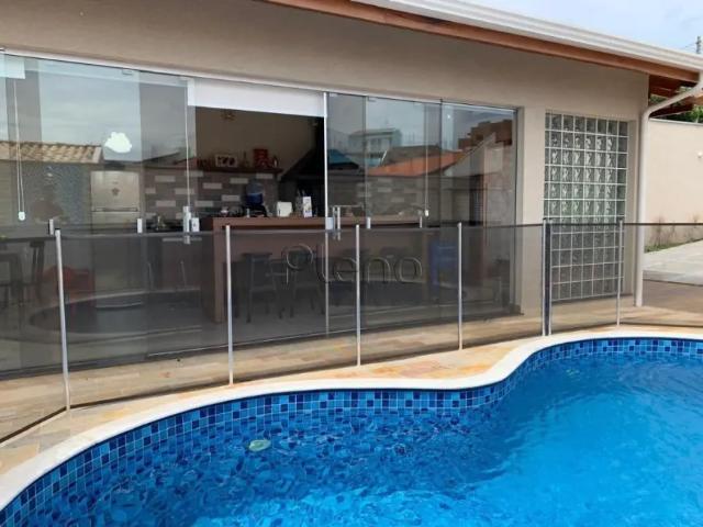 Casa com 3 Quartos e 2 banheiros à Venda, 200 m² por R$ 860.000