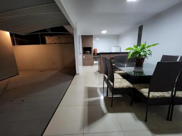 Casa com 3 Quartos e 2 banheiros à Venda, 223 m² por R$ 605.000