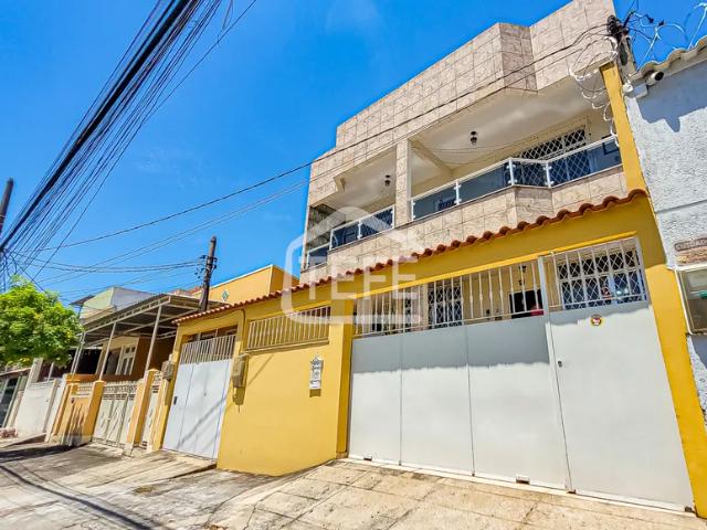 Casa com 3 Quartos e 2 banheiros à Venda, 221 m² por R$ 797.000