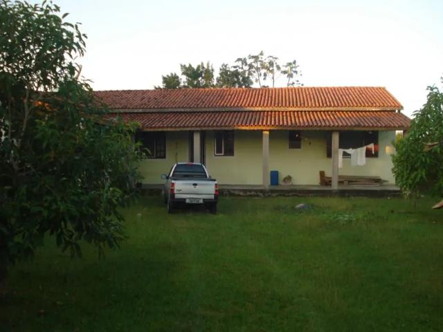 Casa com 3 Quartos e 2 banheiros à Venda, 230 m² por R$ 230.000