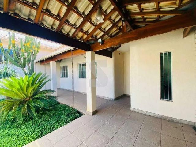 Casa com 3 Quartos e 2 banheiros à Venda, 234 m² por R$ 1.200.000