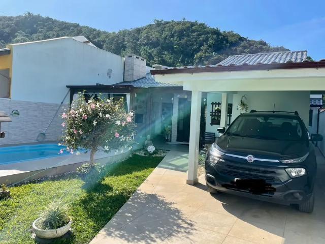 Casa com 3 Quartos e 2 banheiros à Venda, 235 m² por R$ 855.000