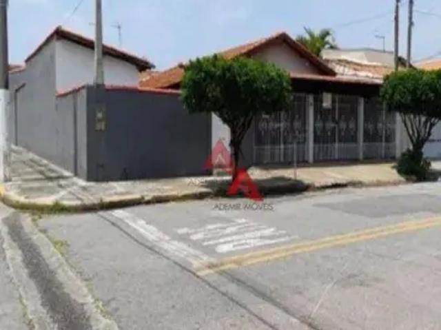Casa com 3 Quartos e 2 banheiros à Venda, 300 m² por R$ 810.000