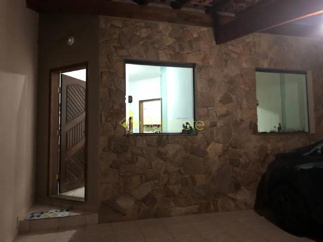 Casa com 3 Quartos e 2 banheiros à Venda, 74 m² por R$ 340.000