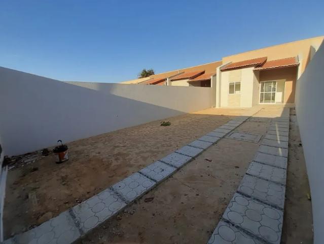 Casa com 3 Quartos e 2 banheiros à Venda, 76 m² por R$ 274.000