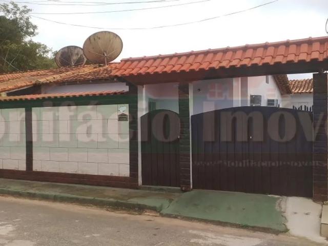 Casa com 3 Quartos e 2 banheiros à Venda, 70 m² por R$ 305.000