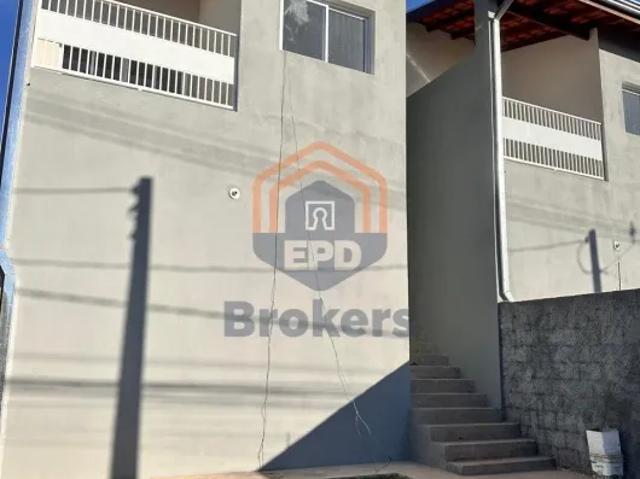 Casa com 3 Quartos e 2 banheiros à Venda, 70 m² por R$ 345.000