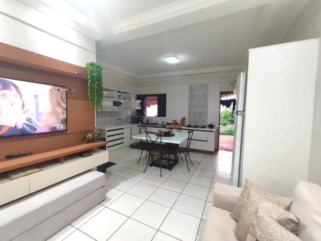 Casa com 3 Quartos e 2 banheiros à Venda, 70 m² por R$ 455.000