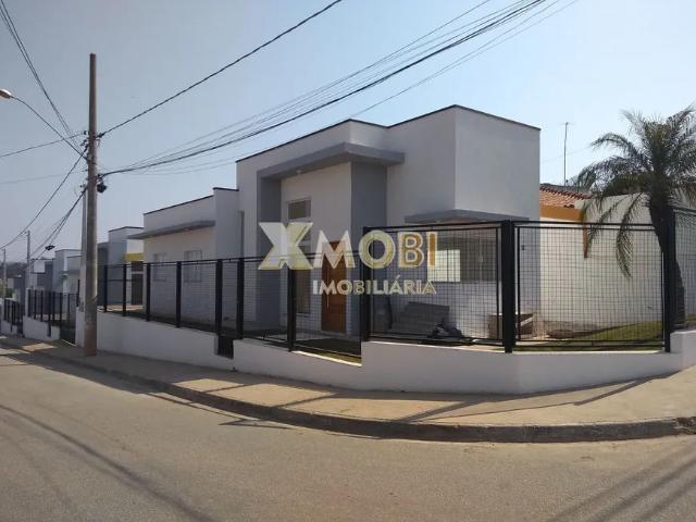 Casa com 3 Quartos e 2 banheiros à Venda, 85 m² por R$ 449.000