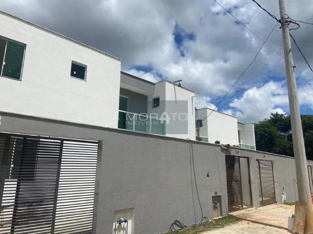 Casa com 3 Quartos e 2 banheiros à Venda, 80 m² por R$ 470.000