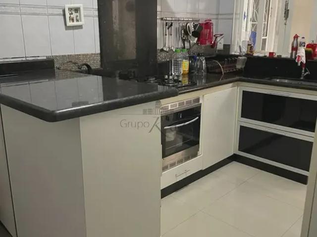 Casa com 3 Quartos e 2 banheiros à Venda, 82 m² por R$ 460.000