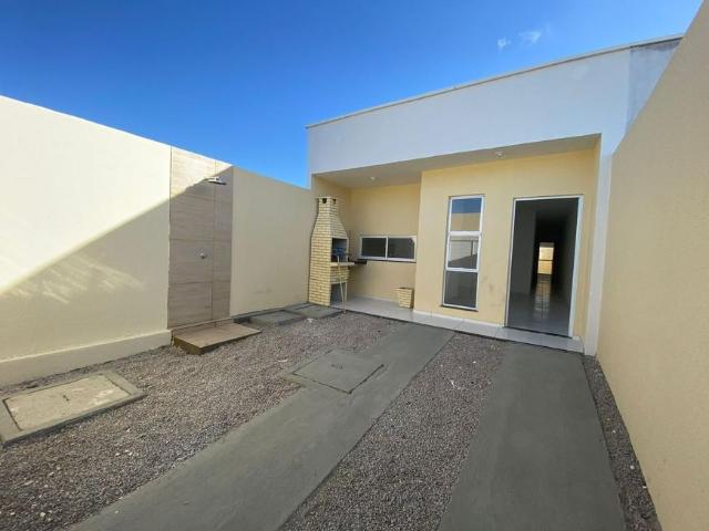 Casa com 3 Quartos e 2 banheiros à Venda, 83 m² por R$ 180.000