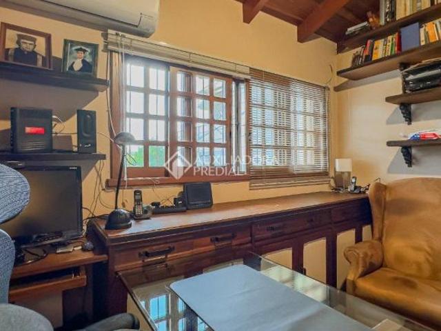 CASA COM 3 QUARTOS E 2 SUITES E 04 VAGAS