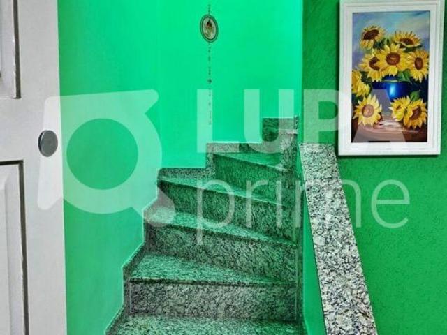 CASA COM 3 QUARTOS E 2 VAGAS DE GARAGEM À VENDA NA VILA MEDEIROS