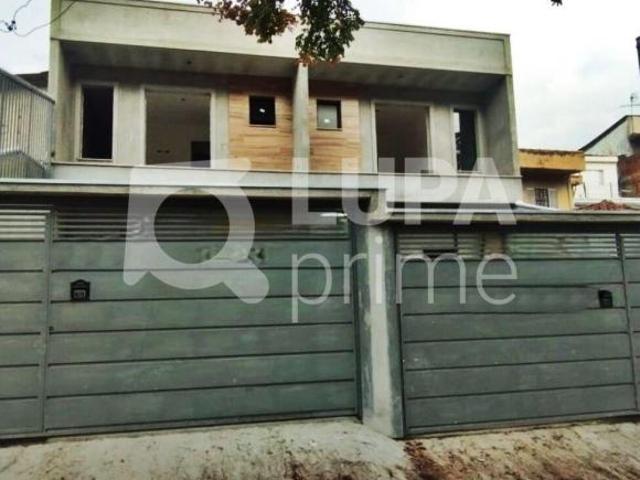 CASA COM 3 QUARTOS E 2 VAGAS DE GARAGEM À VENDA NA VILA ISOLINA MAZZEI