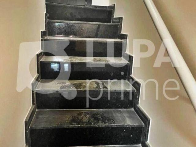 CASA COM 3 QUARTOS E 2 VAGAS DE GARAGEM À VENDA NA VILA SABRINA