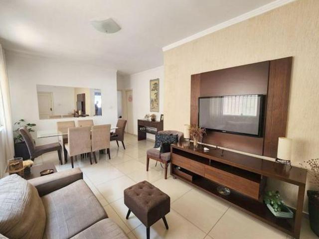 Casa com 3 quartos e 300 m² à venda na Vila Universitária