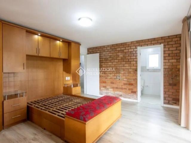 Casa com 3 quartos e 308m² para alugar em Hípica, Porto Alegre