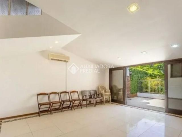 Casa com 3 quartos e 310m² para alugar em Boa Vista, Porto Alegre