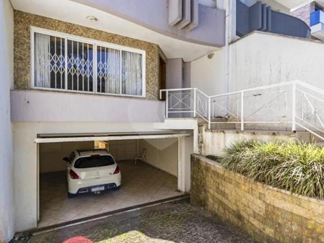 Casa com 3 quartos e 311 m² à venda no Juvevê
