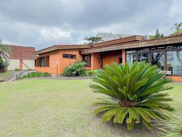 Casa com 3 quartos e 313m² à venda em Chácara das Pedras, Porto Alegre. Rua Joao