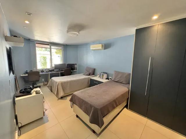 Casa com 3 Quartos e 3 banheiros à Venda 150 m² ótima localização grande oportunidade