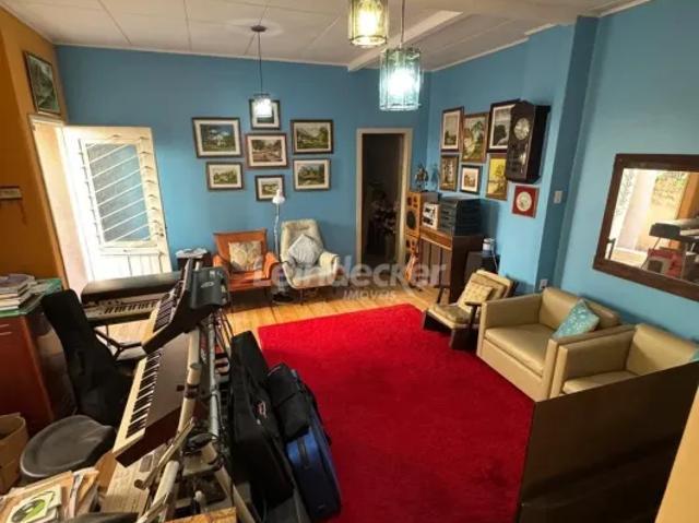 Casa com 3 Quartos e 3 banheiros à Venda, 180 m² por R$ 900.000