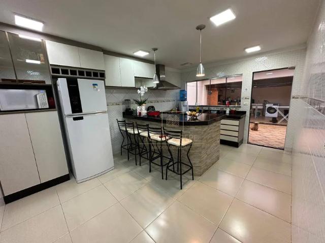 Casa com 3 Quartos e 3 banheiros à Venda, 140 m² por R$ 420.000