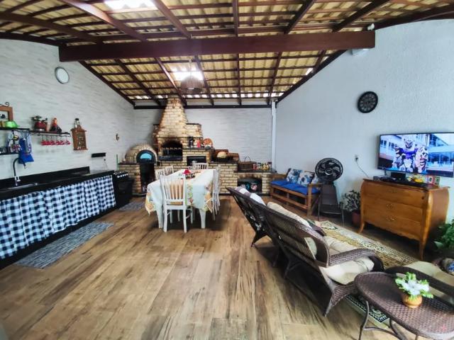 Casa com 3 Quartos e 3 banheiros à Venda, 150 m² por R$ 830.000