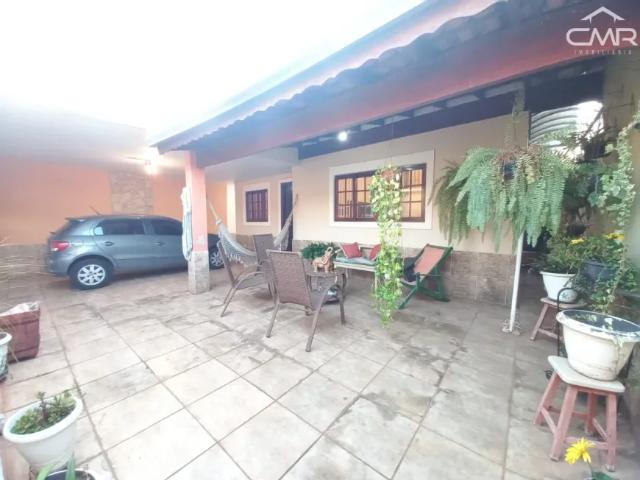 Casa com 3 Quartos e 3 banheiros à Venda, 158 m² por R$ 320.000