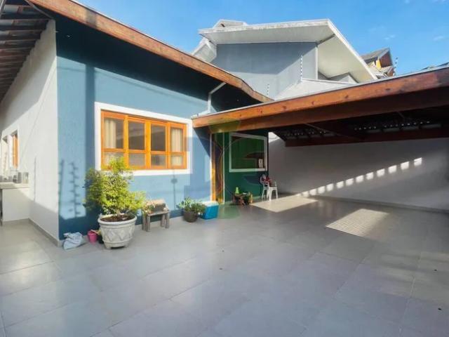 Casa com 3 Quartos e 3 banheiros à Venda, 160 m² por R$ 770.000